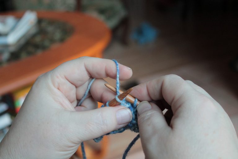 Neulomisen alkuun, näin neulot oikeaa ja nurjaa · Käsityöliike Nukkeri Oy